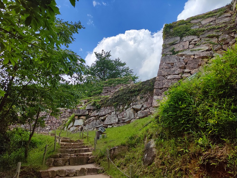 Climbing up to "Takeda Castle" Machu Picchu in Japan, from the trail ...