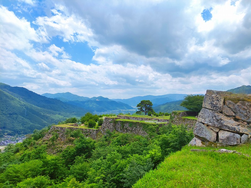 Climbing up to "Takeda Castle" Machu Picchu in Japan, from the trail ...